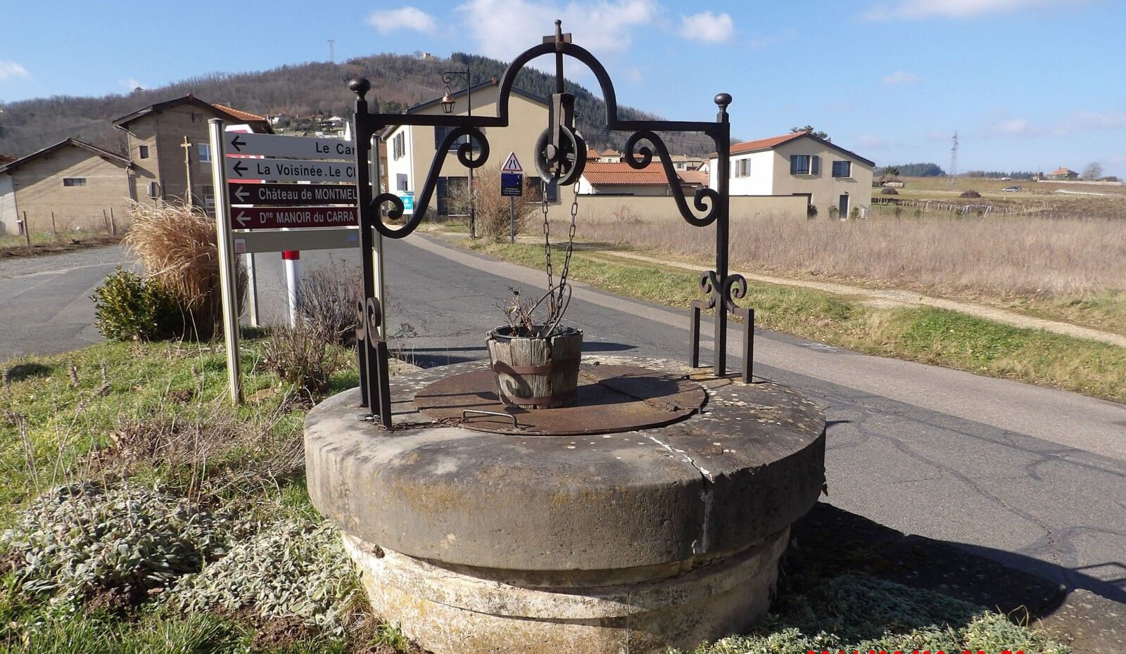 Montmelas St Sorlin dans le BEAUJOLAIS. - ROZY